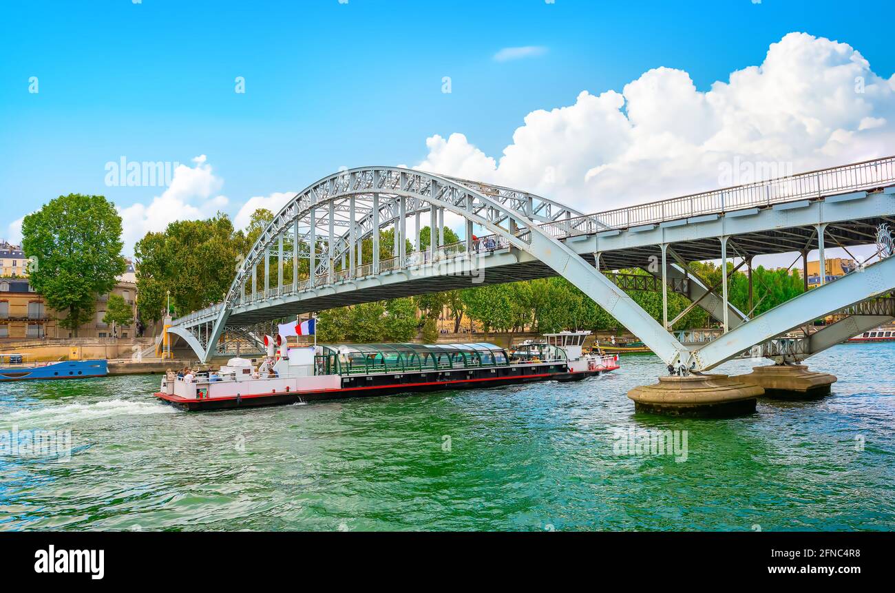 Footbridge on the seine river hi-res stock photography and images - Alamy