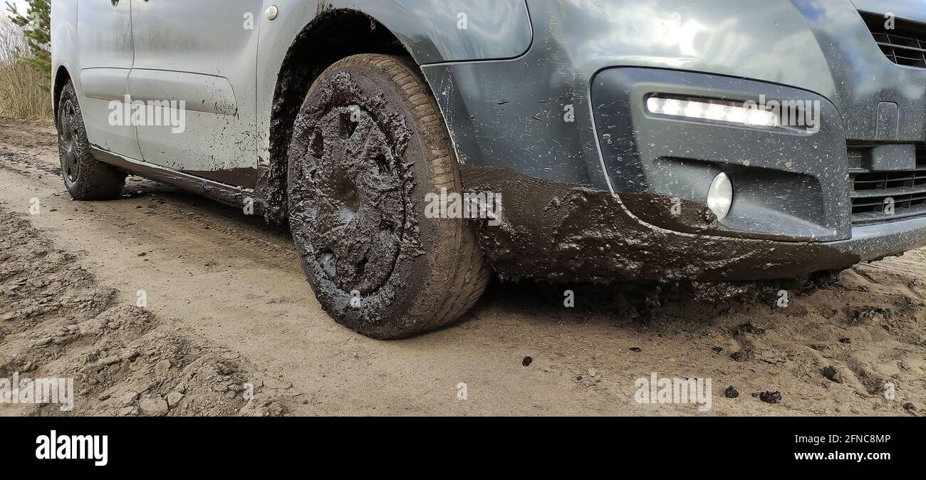 Car stuck in mud rain hi-res stock photography and images - Alamy