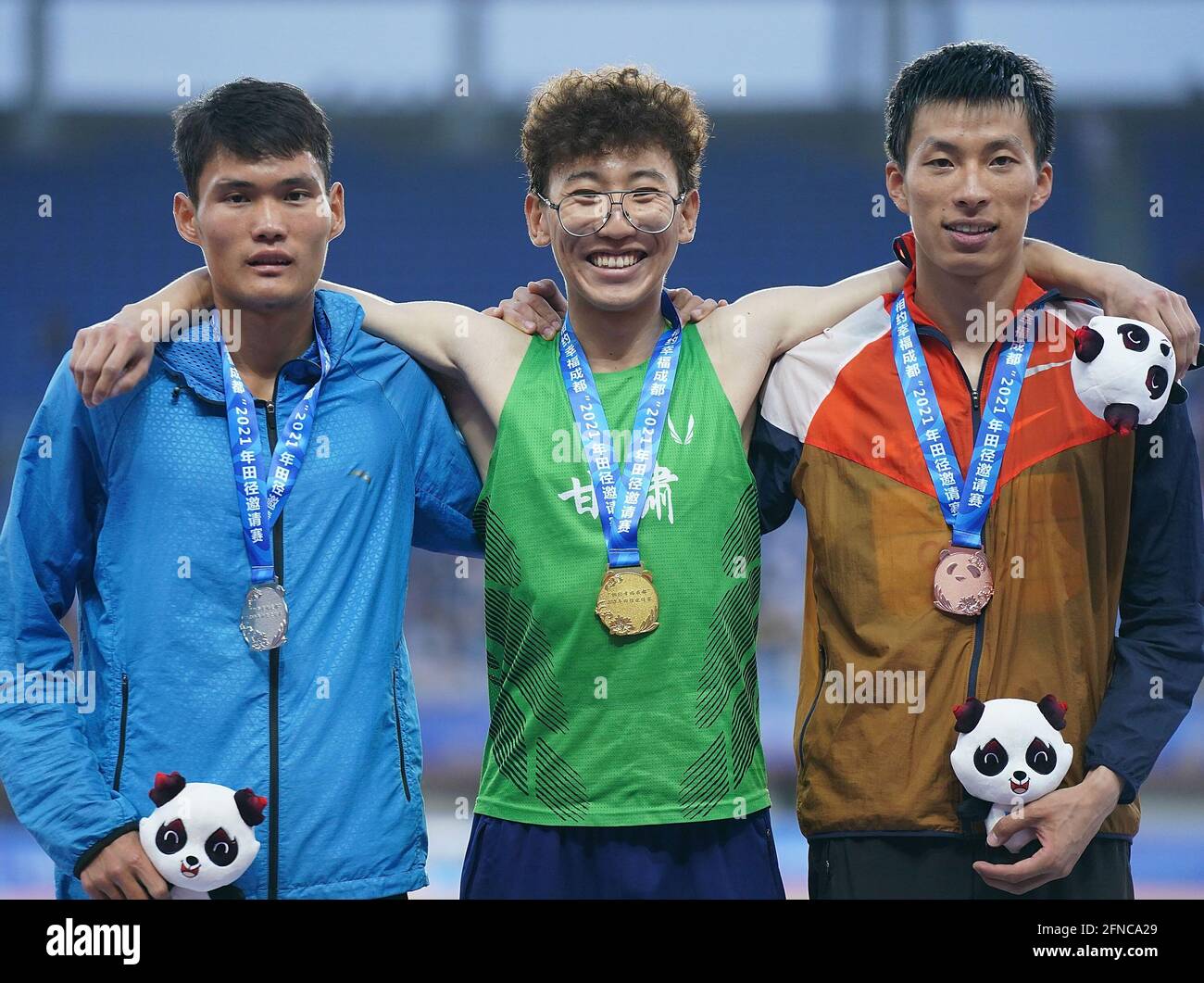 Chengdu, China's Sichuan Province. 16th May, 2021. Gold medalist Gansu's Li Zeyu (C), silver ...