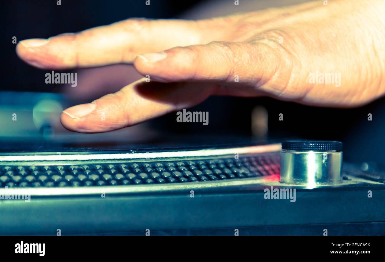 Hand on turntable hi-res stock photography and images - Alamy