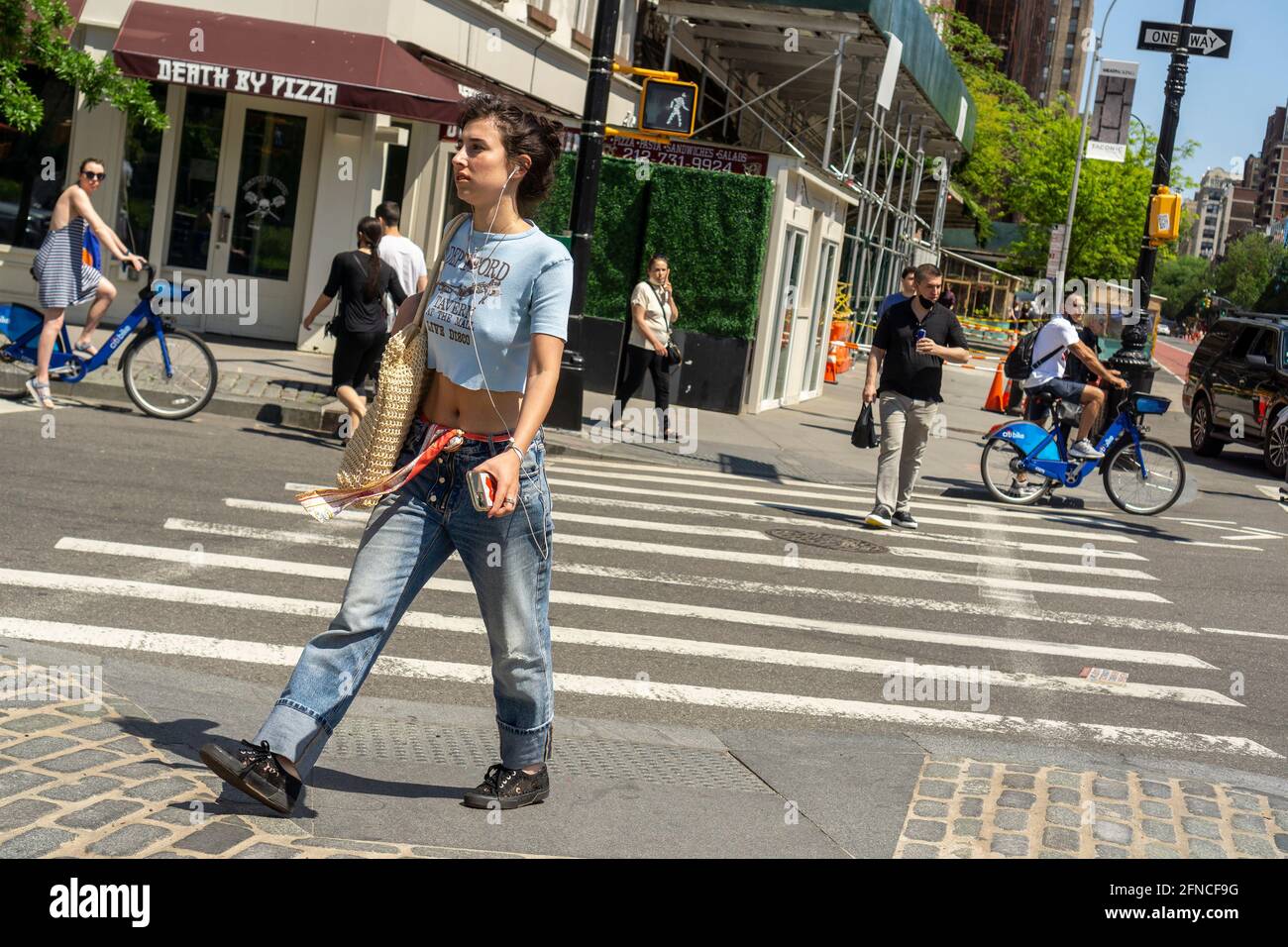 Shoppers without face masks hi-res stock photography and images - Alamy