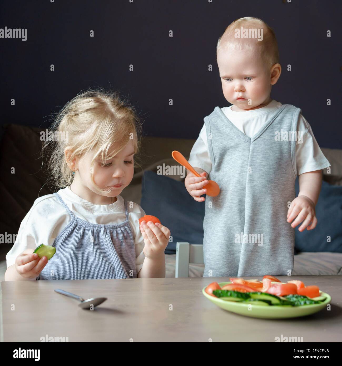 Kids children eating kindergarten hi-res stock photography and images ...