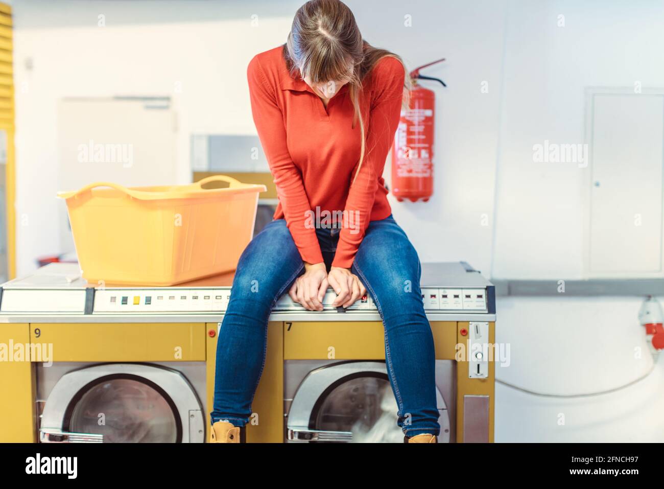 Time washing machine waiting hi-res stock photography and images - Alamy
