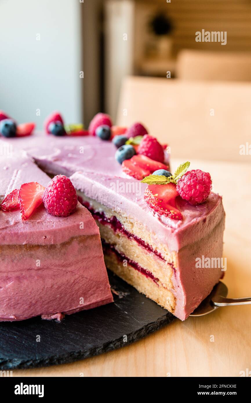 Ruby chocolate cake with raspberries in a cafe Stock Photo - Alamy