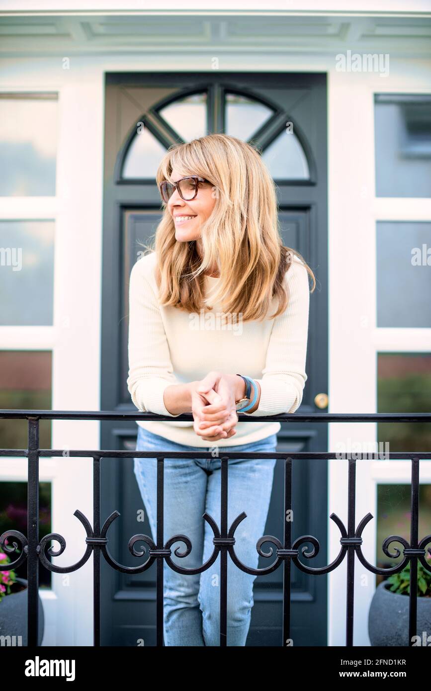 Woman standing outside door hi-res stock photography and images - Alamy