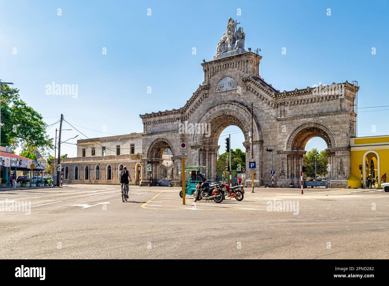 Entrance colon cemetery havana hi-res stock photography and images - Alamy