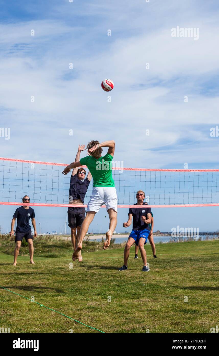 People playing volleyball hi-res stock photography and images - Alamy