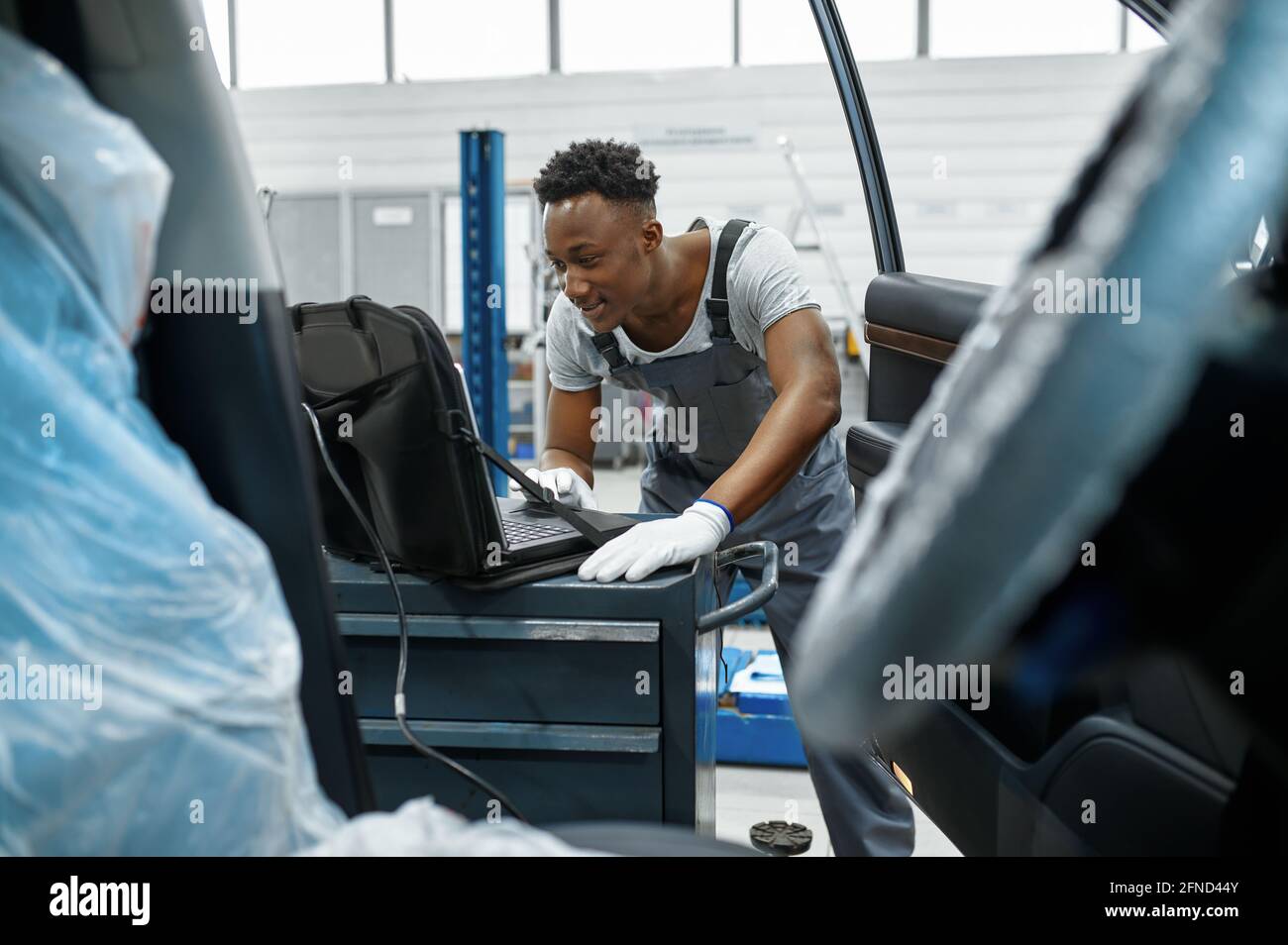 Mechanic using laptop hi-res stock photography and images - Alamy