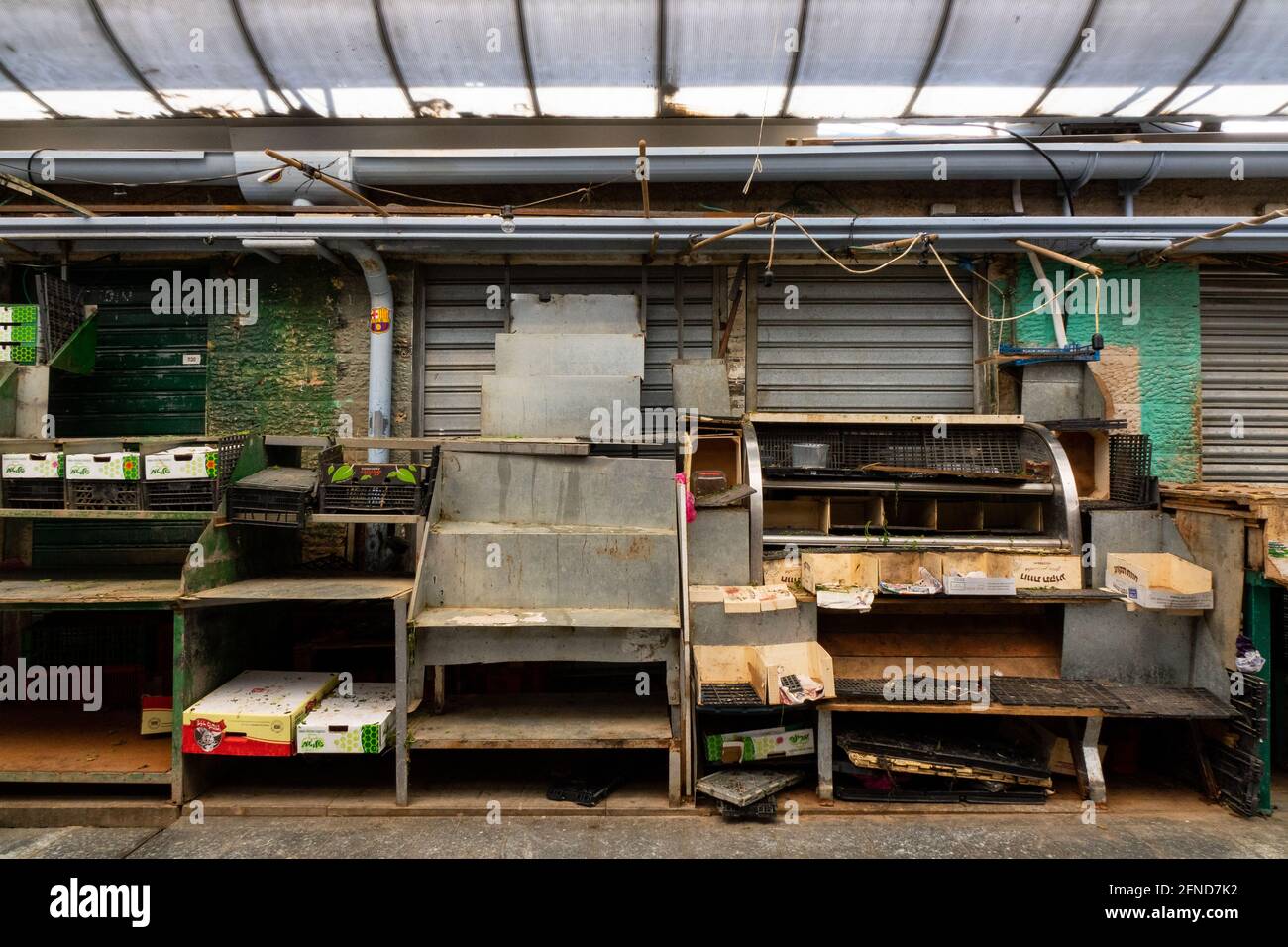 Empty market stall hi-res stock photography and images - Alamy