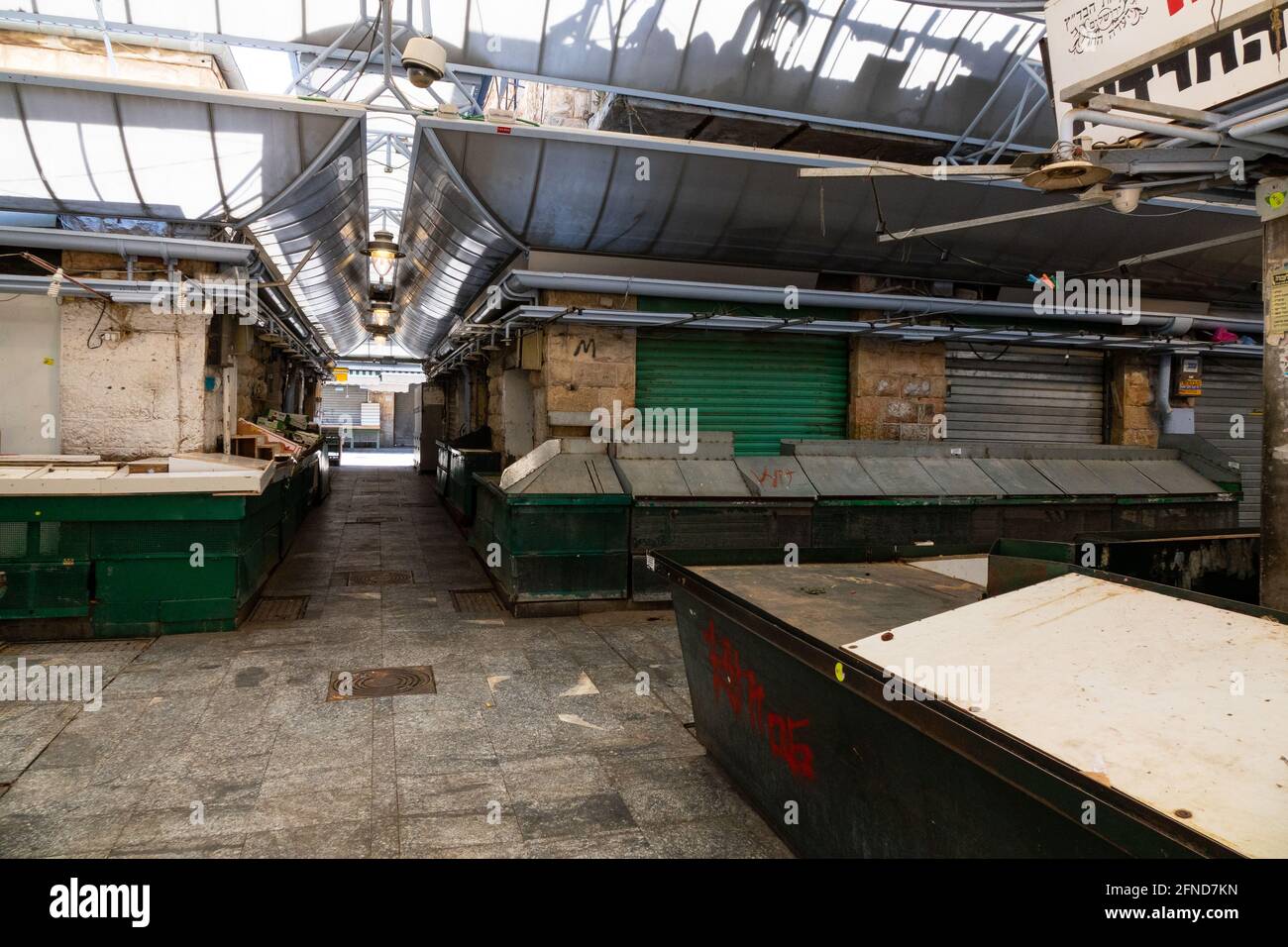 Empty food stalls hi-res stock photography and images - Alamy