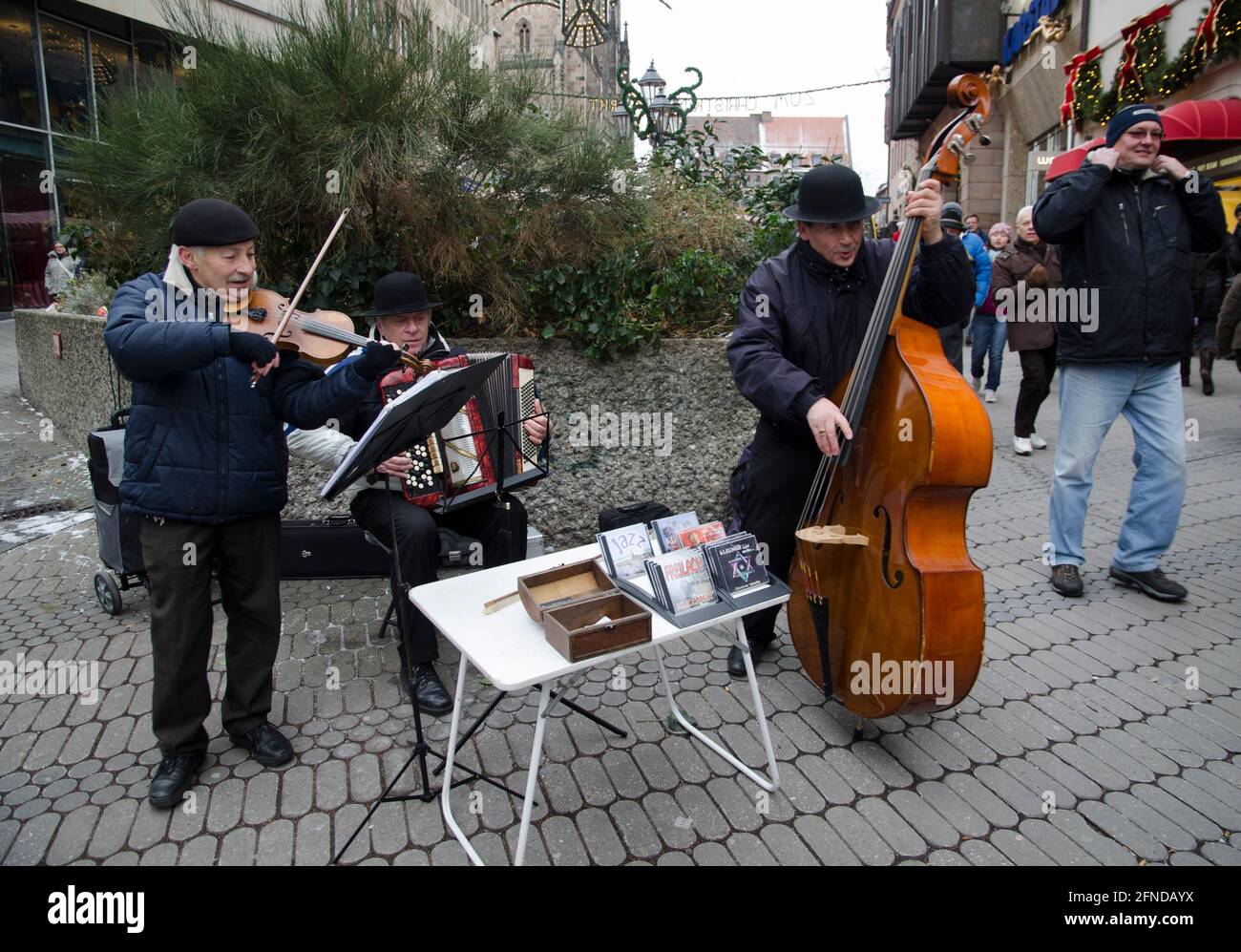 Buskers Nuremburg Christmas Market Germany Stock Photo - Alamy