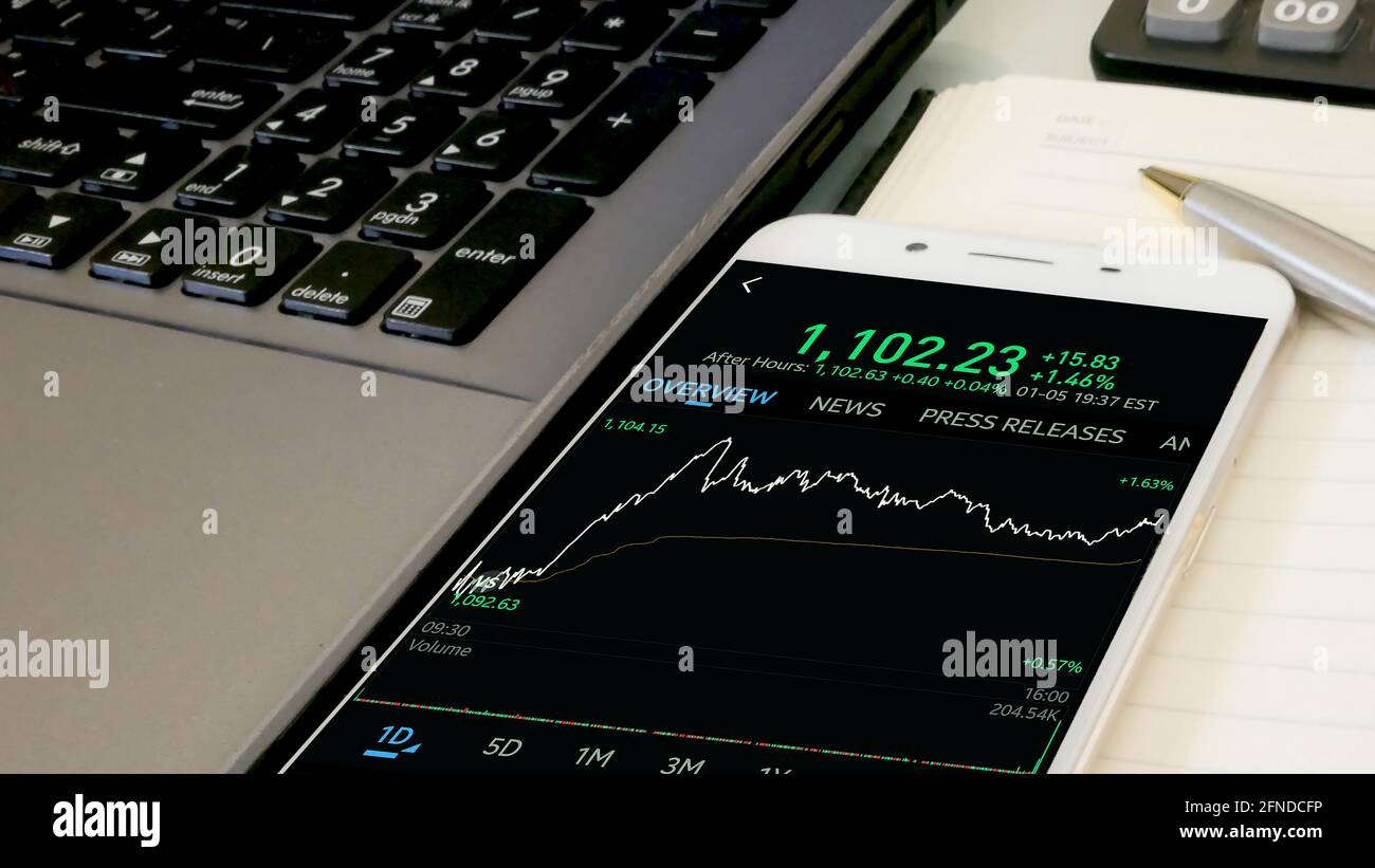 Stock market data on mobile hi-res stock photography and images - Alamy