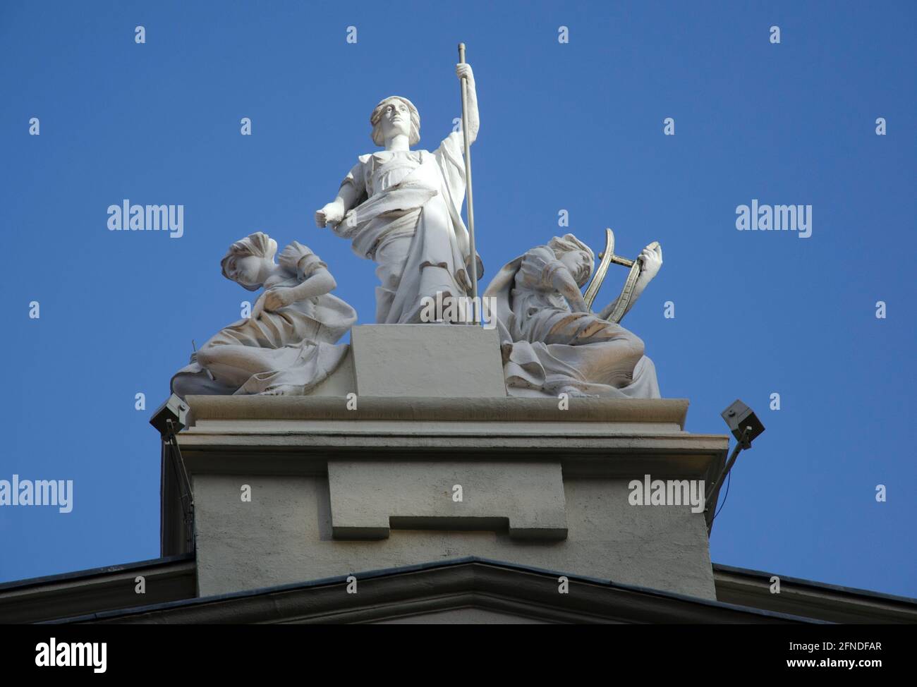 Rooftop Statues London Palladium Stock Photo - Alamy
