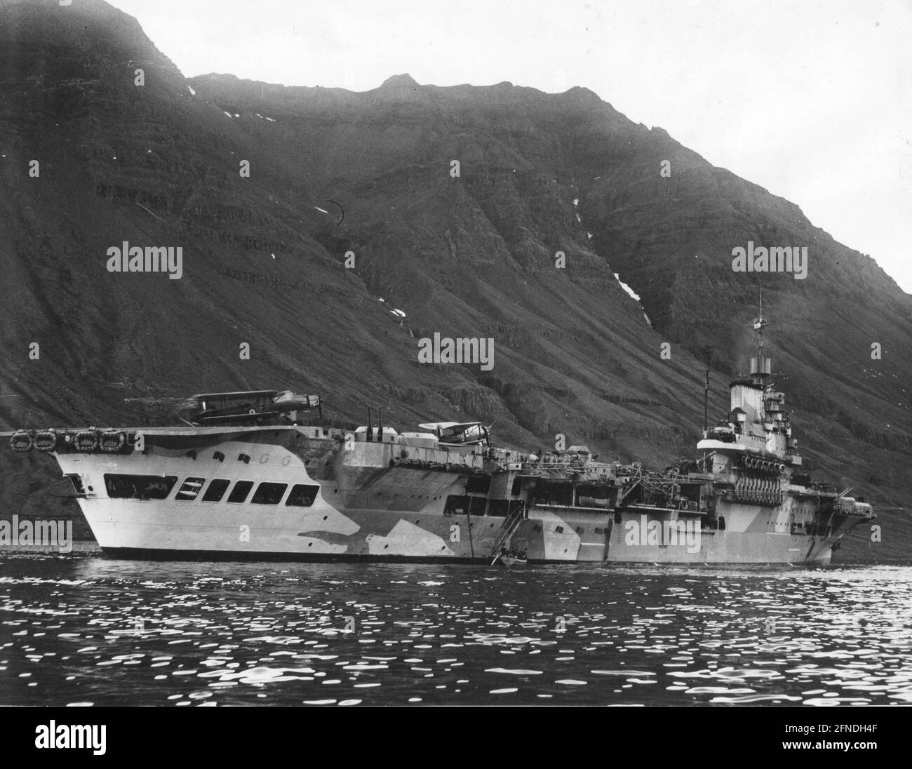 Hms victorious aircraft carrier hi-res stock photography and images - Alamy