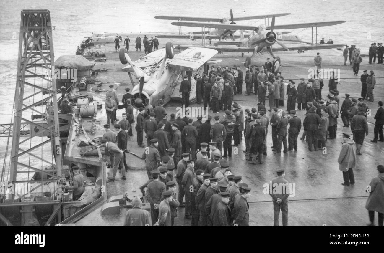 HMS Victorious Fairey Albacore Crash Stock Photo - Alamy