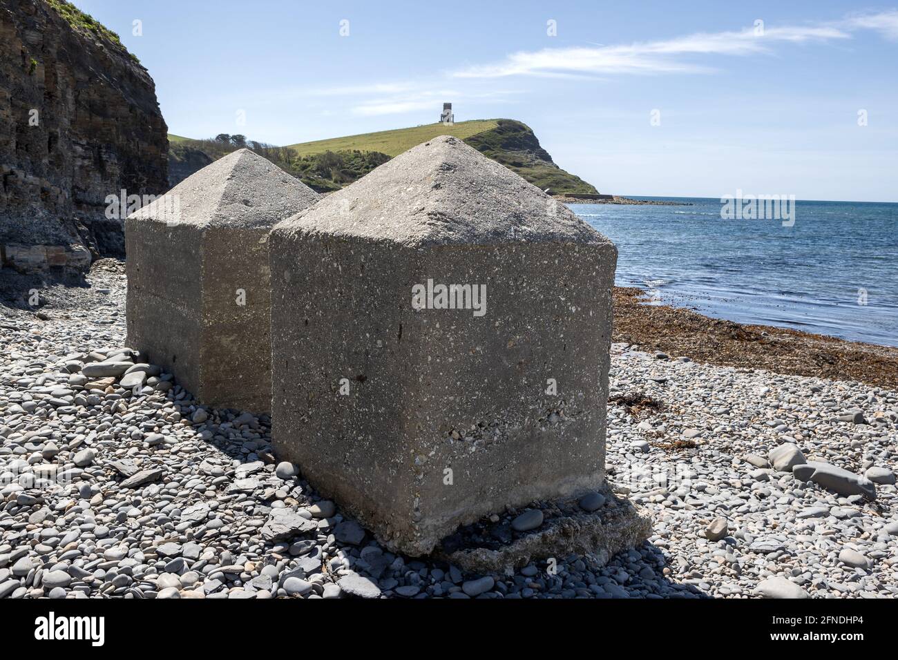 Dragons teeth WW2 anti-tank defence & Clavell Tower, Kimmeridge Bay ...