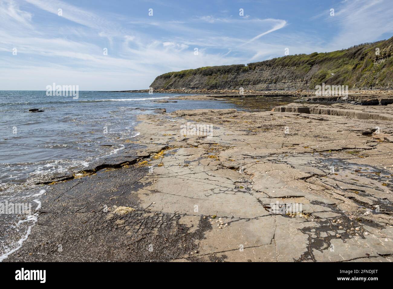 Kimmeridge bay wave cut platform hi-res stock photography and images ...