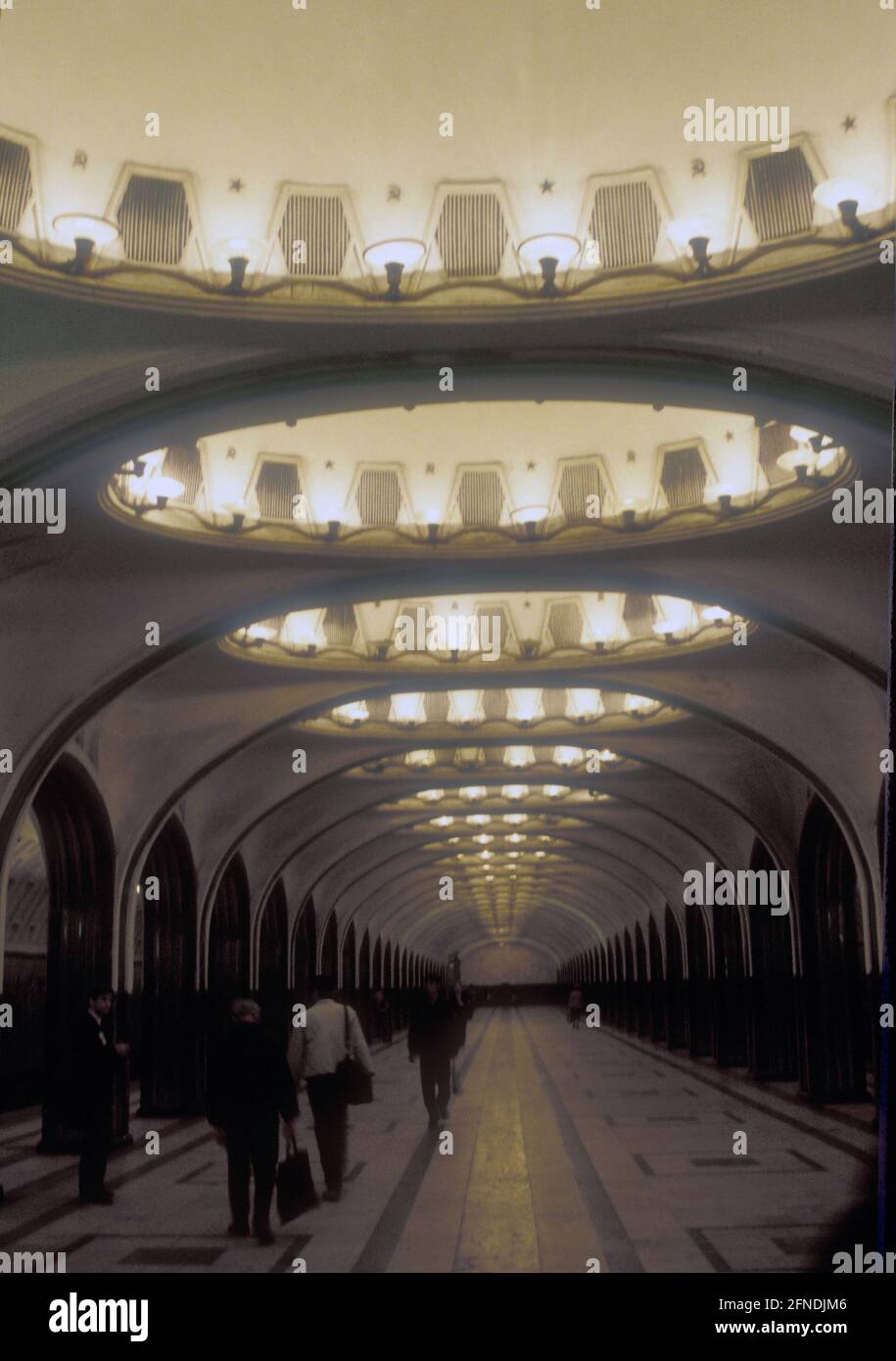 METRO STATION, MOSCOW, RUSSIA, 1996 PIC MIKE WALKER Stock Photo - Alamy