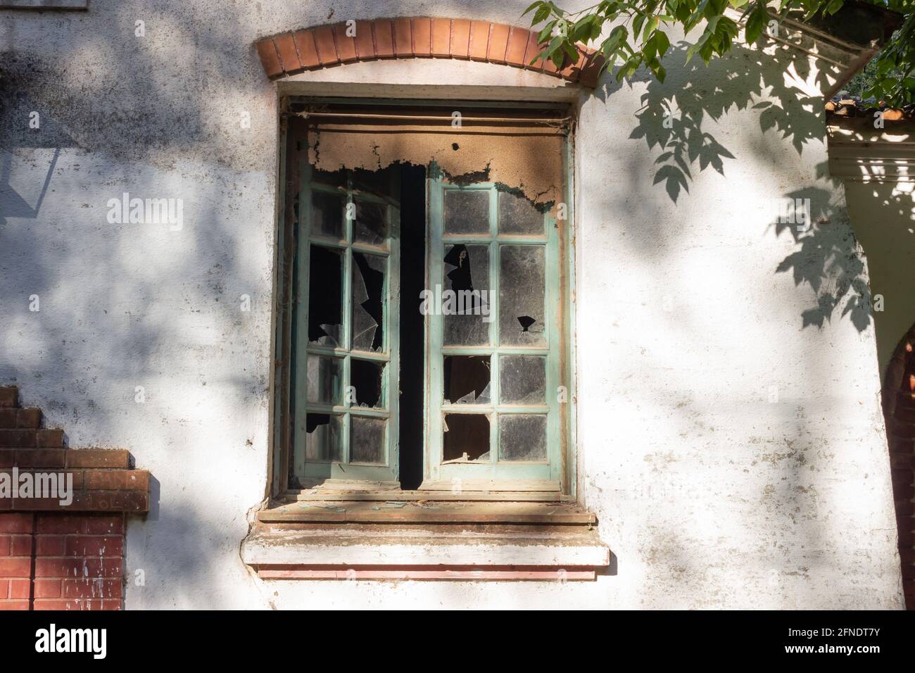 Facade house window glass hi-res stock photography and images - Alamy