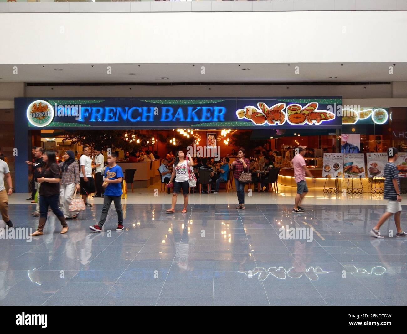 French bakery stores hi-res stock photography and images - Alamy
