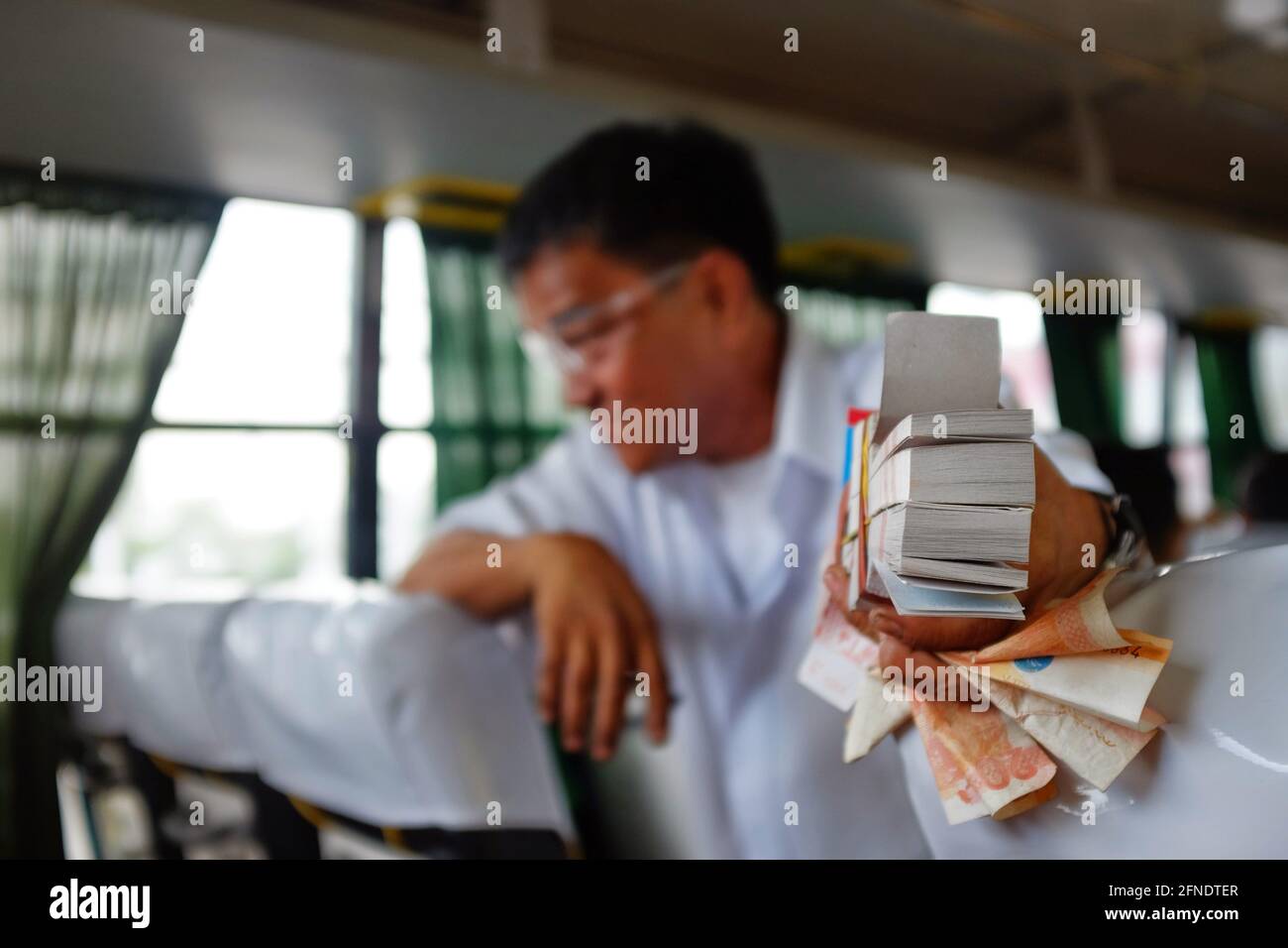 Filipino Bus Conductor Philippin... Philippine Bus Photographers