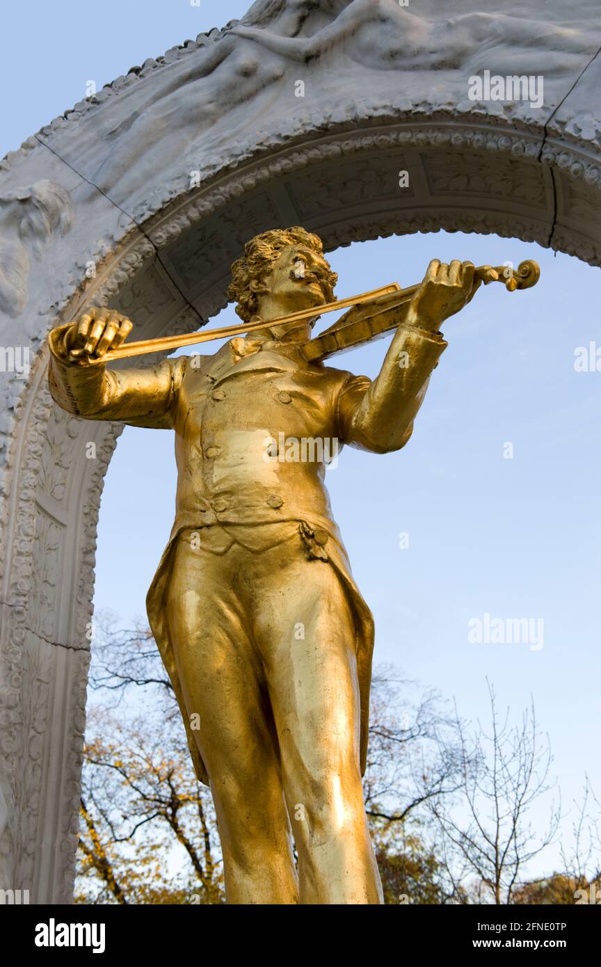 Strauss Statue Vienna Stock Photo - Alamy