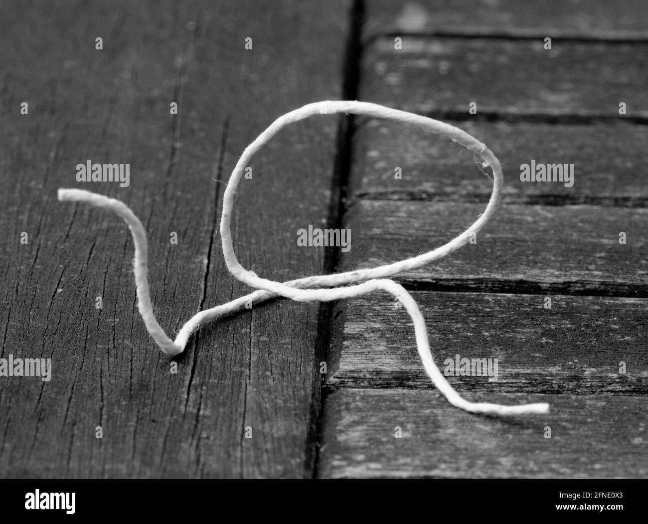 Piece of string hi-res stock photography and images - Alamy