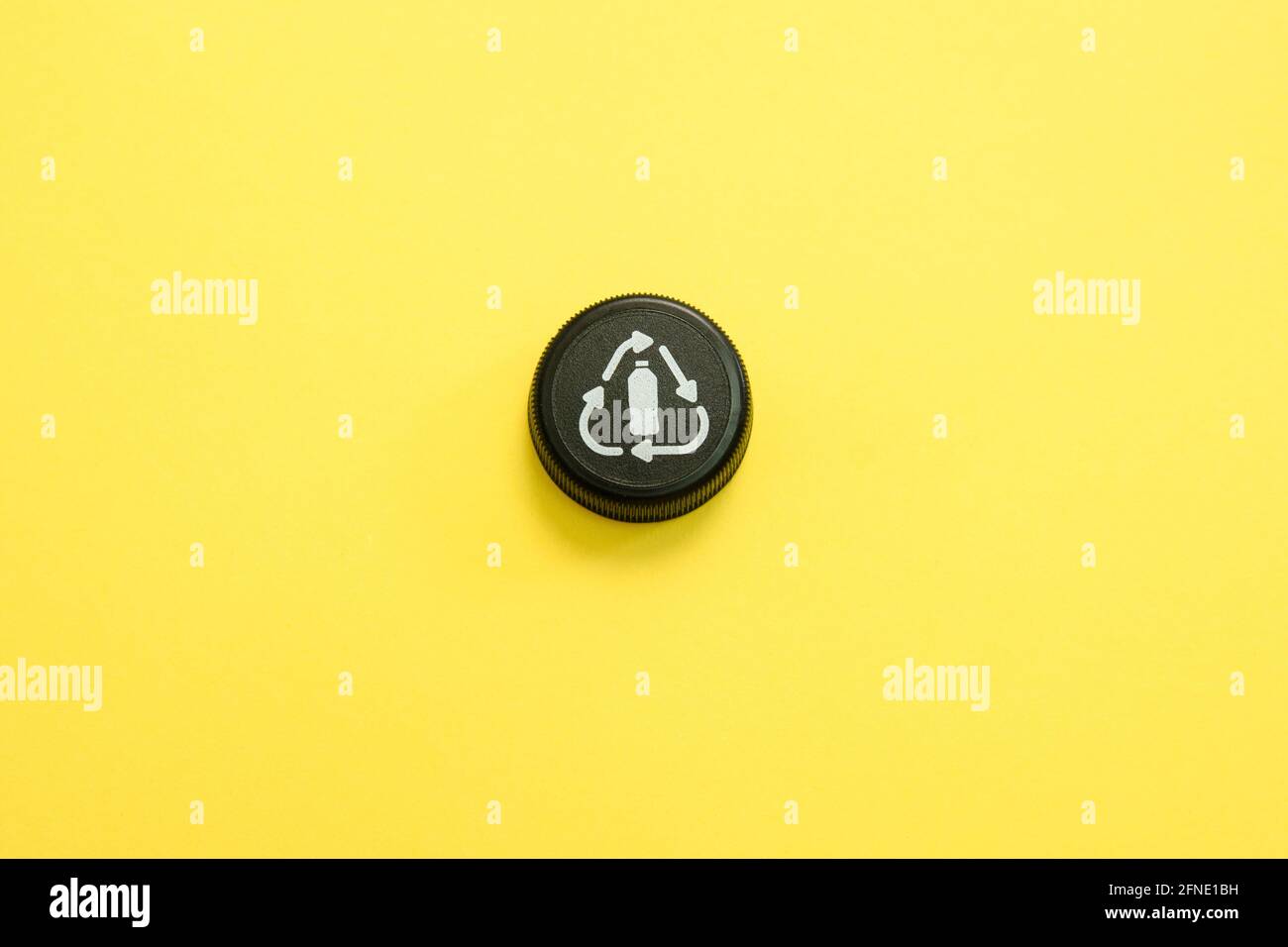 Recycle cap logo on yellow background Stock Photo - Alamy