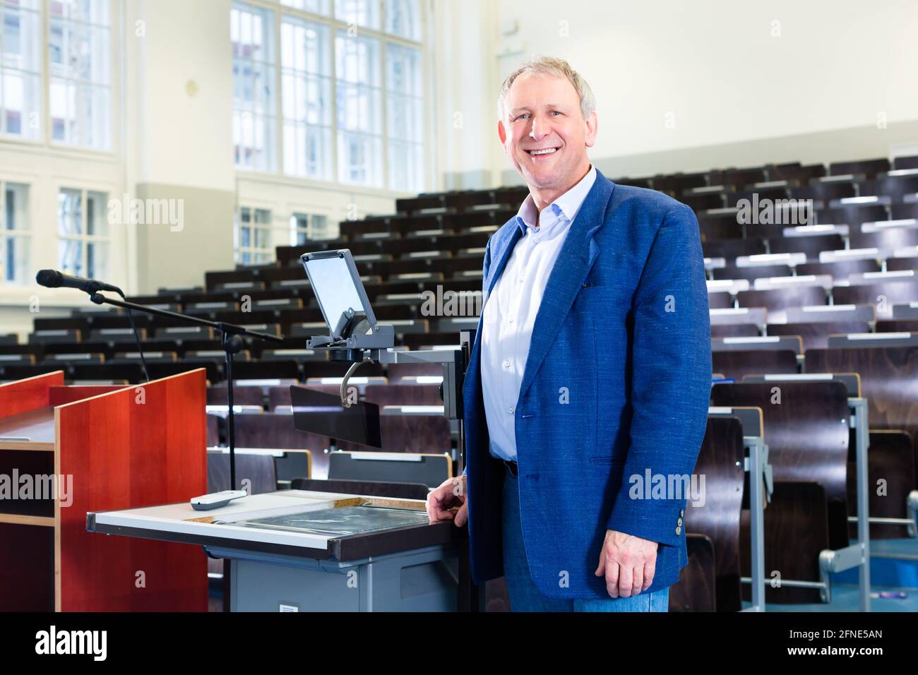 Professor giving lecture hi-res stock photography and images - Alamy