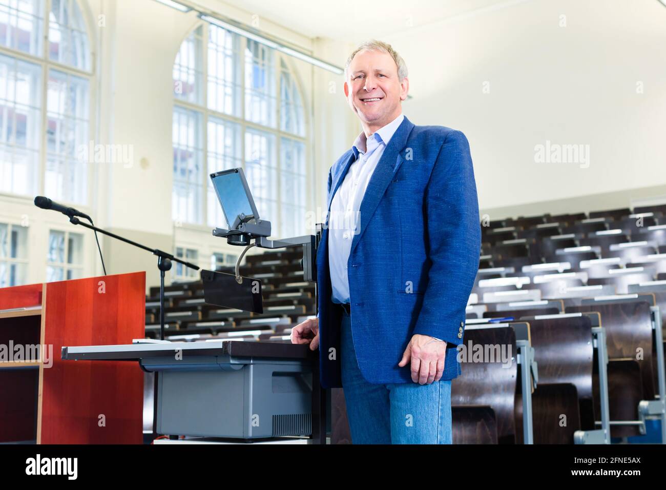 Professor giving lecture hi-res stock photography and images - Alamy