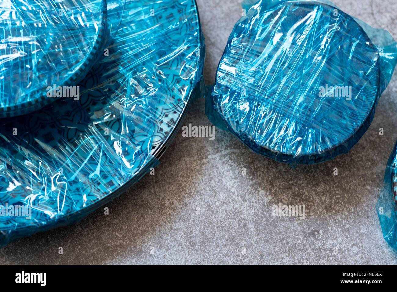 Broken plates and box hi-res stock photography and images - Alamy