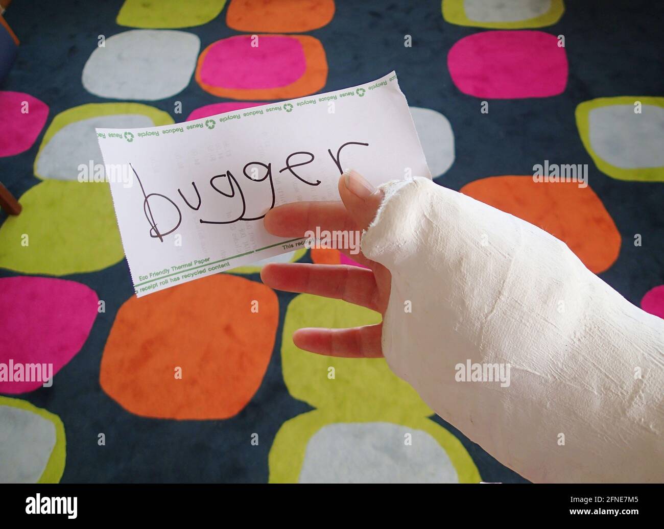 Hand in cast holding note hi-res stock photography and images - Alamy