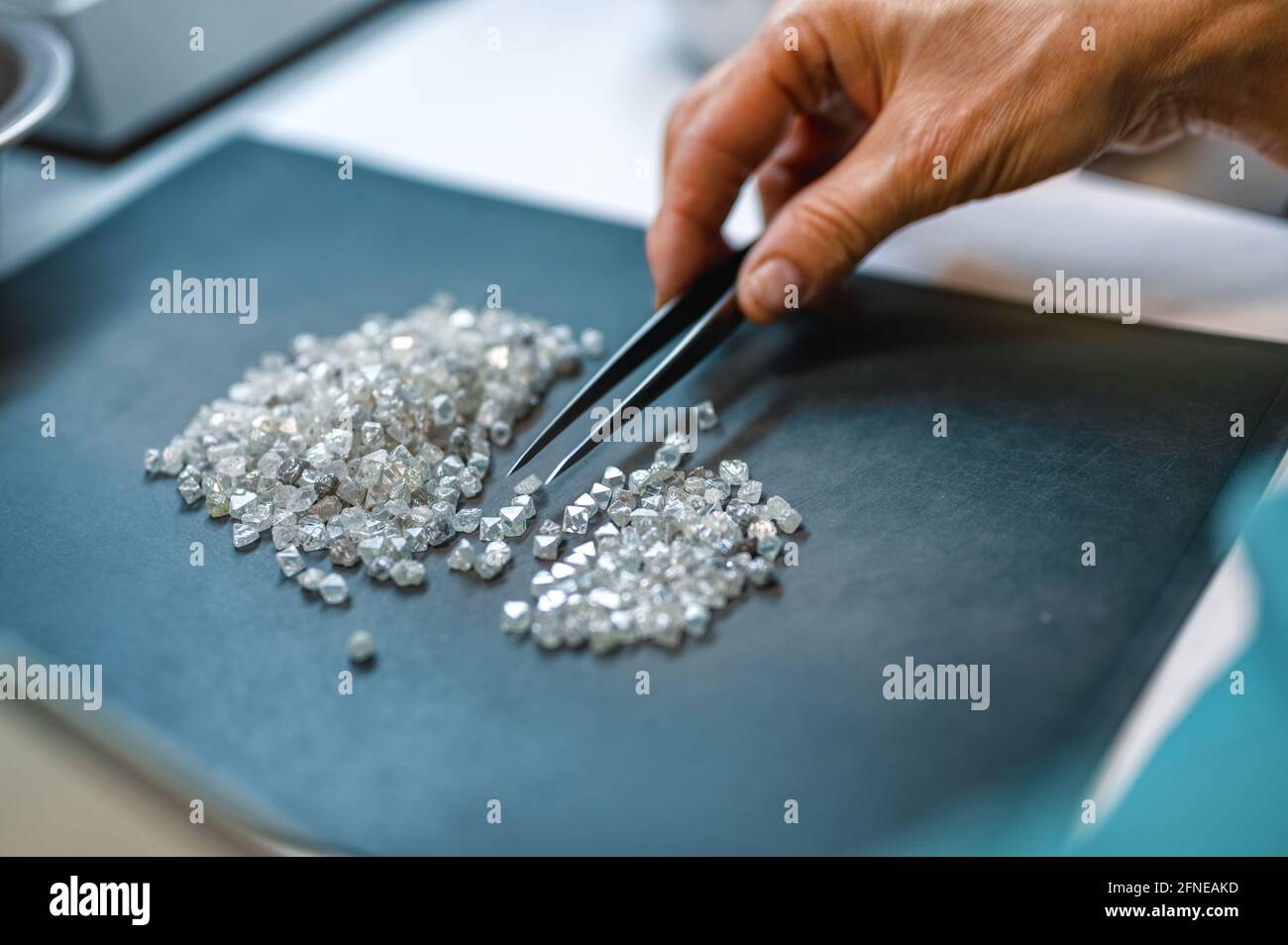Pile of diamonds hi-res stock photography and images - Alamy