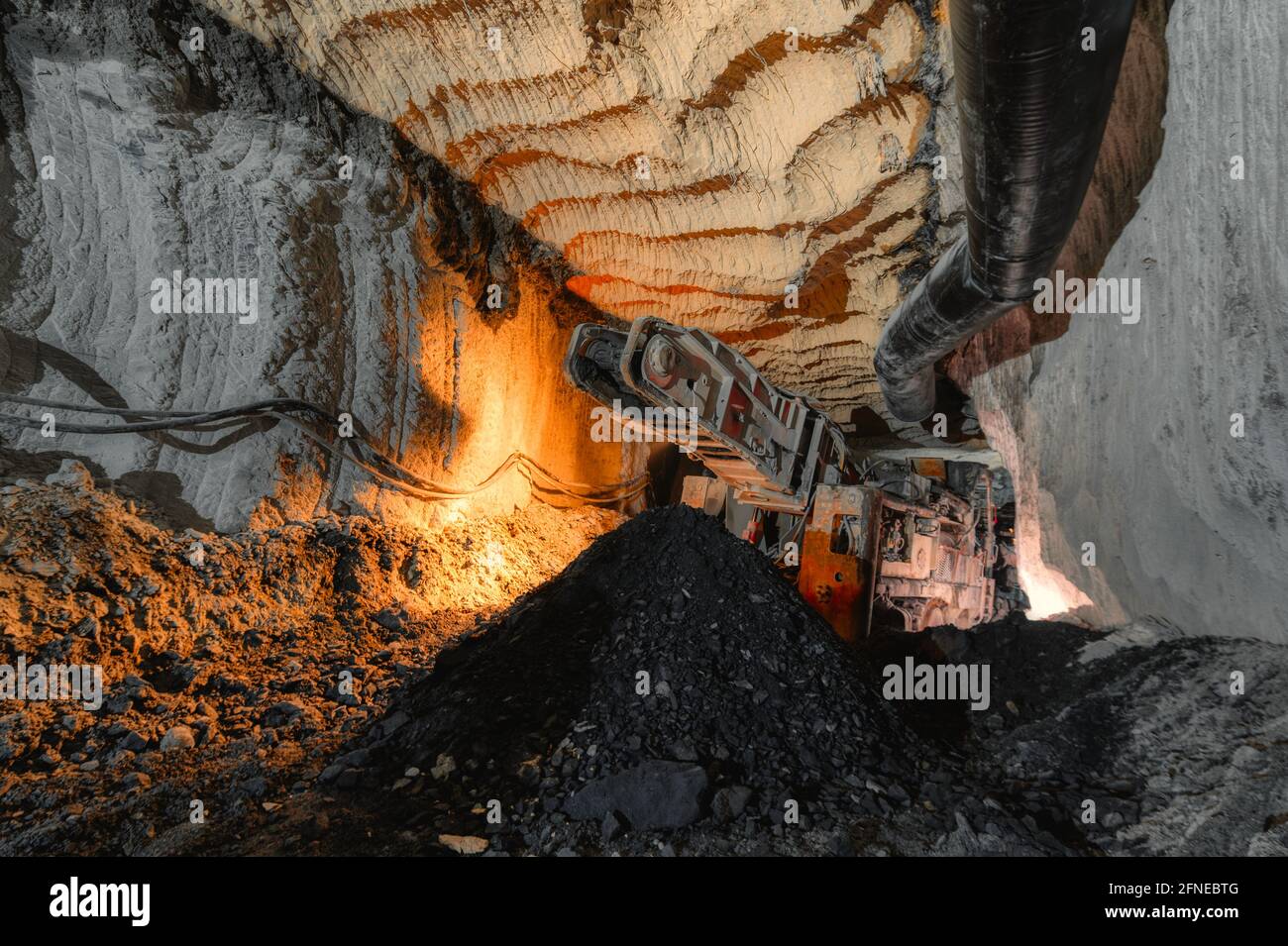Discharge conveyor of a roadheader. Underground mining of ore deposits ...