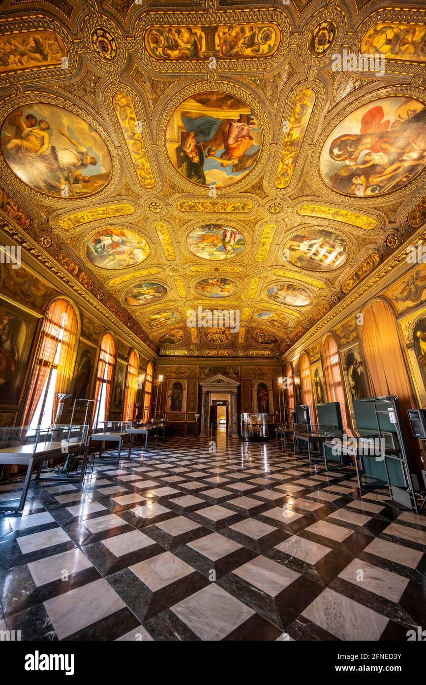 Museo correr ceiling hi-res stock photography and images - Alamy