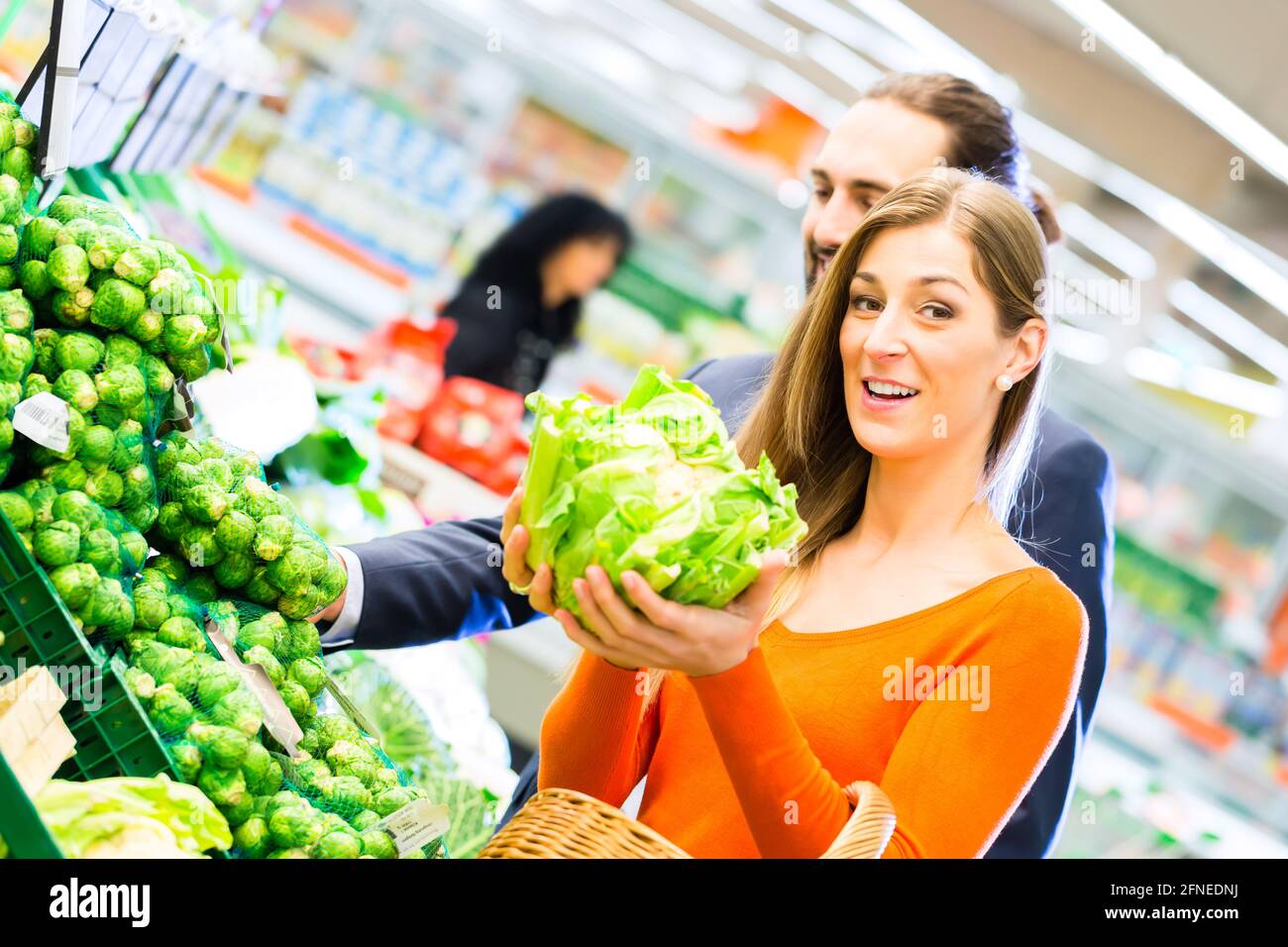 Couple selecting vegetables while grocery shopping in supermarket Stock ...
