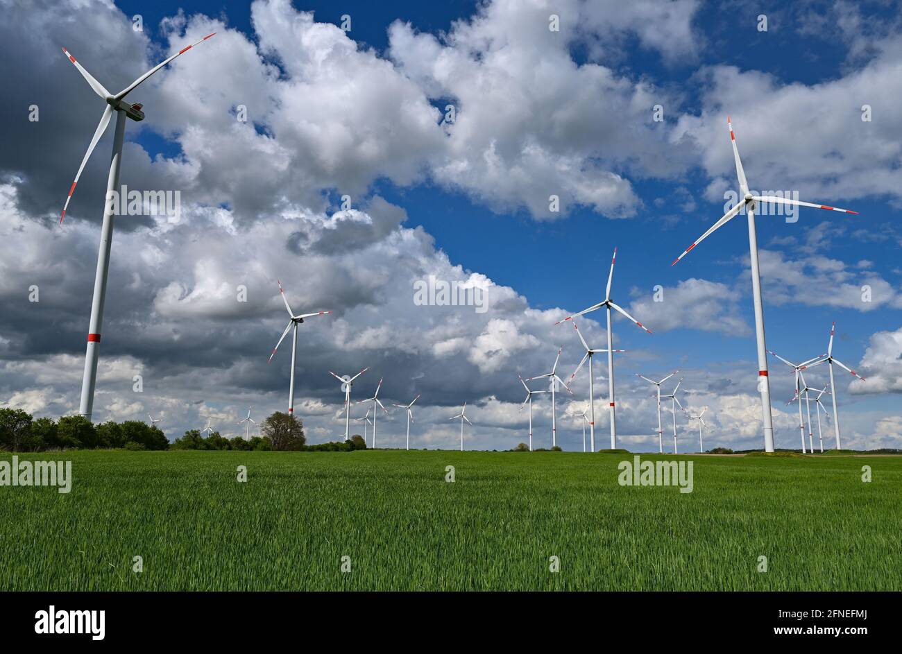 Jacobsdorf, Germany. 16th May, 2021. Wind turbines in the "Odervorland ...