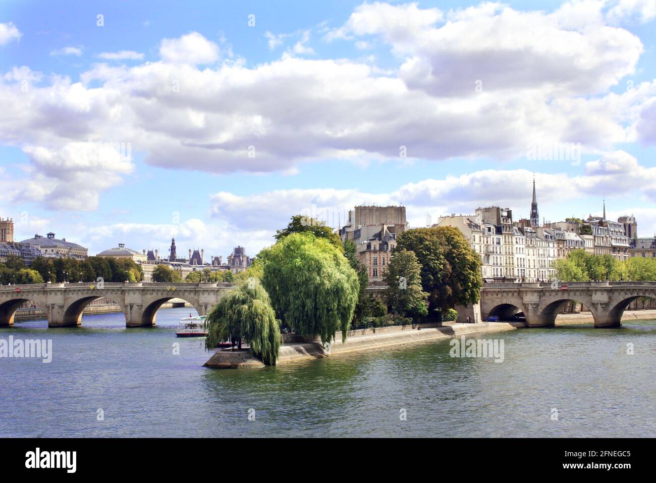 Medieval bridge and buildings on waterfront of Seine rive, Paris ...