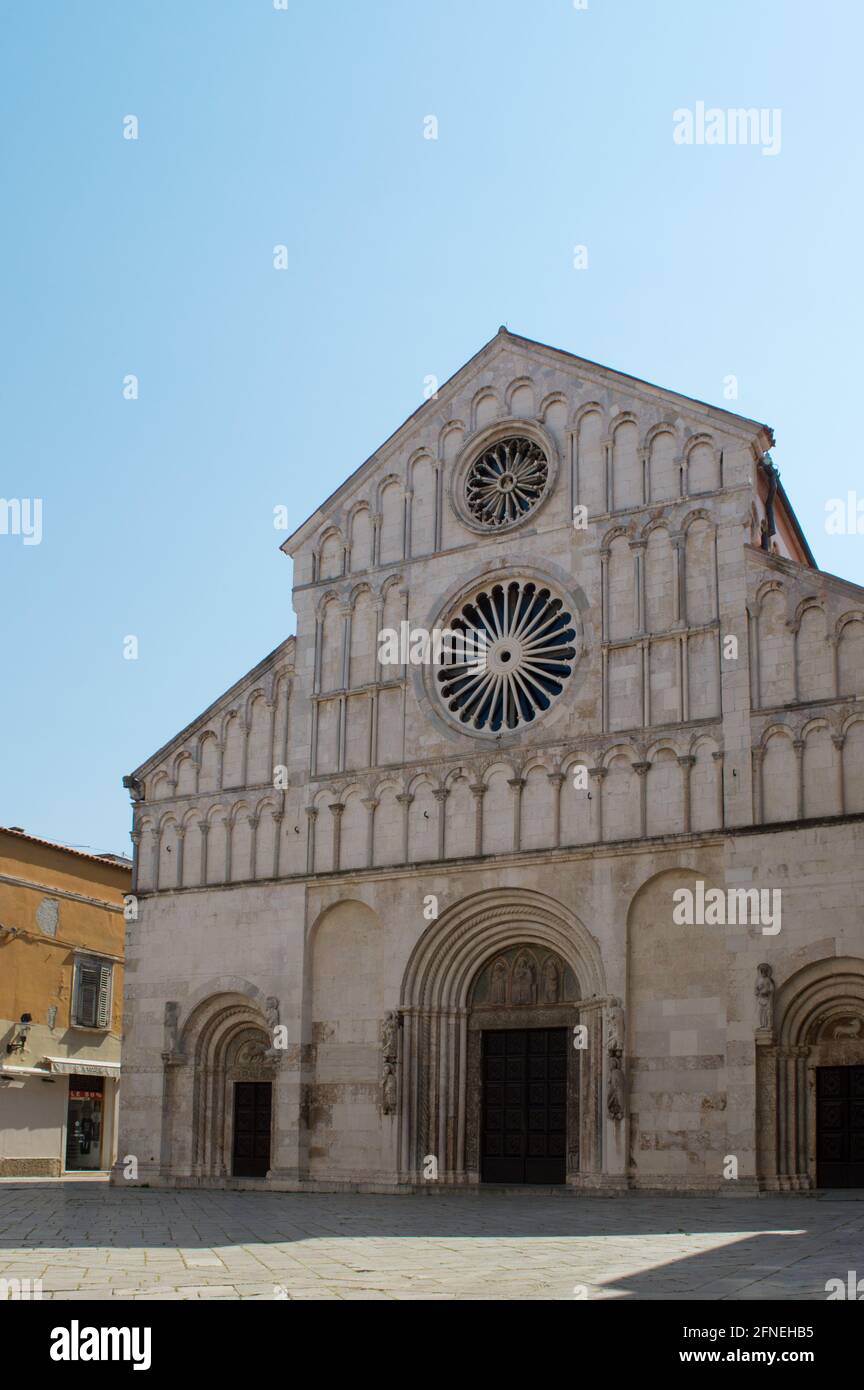 Romanesque rose window hi-res stock photography and images - Alamy