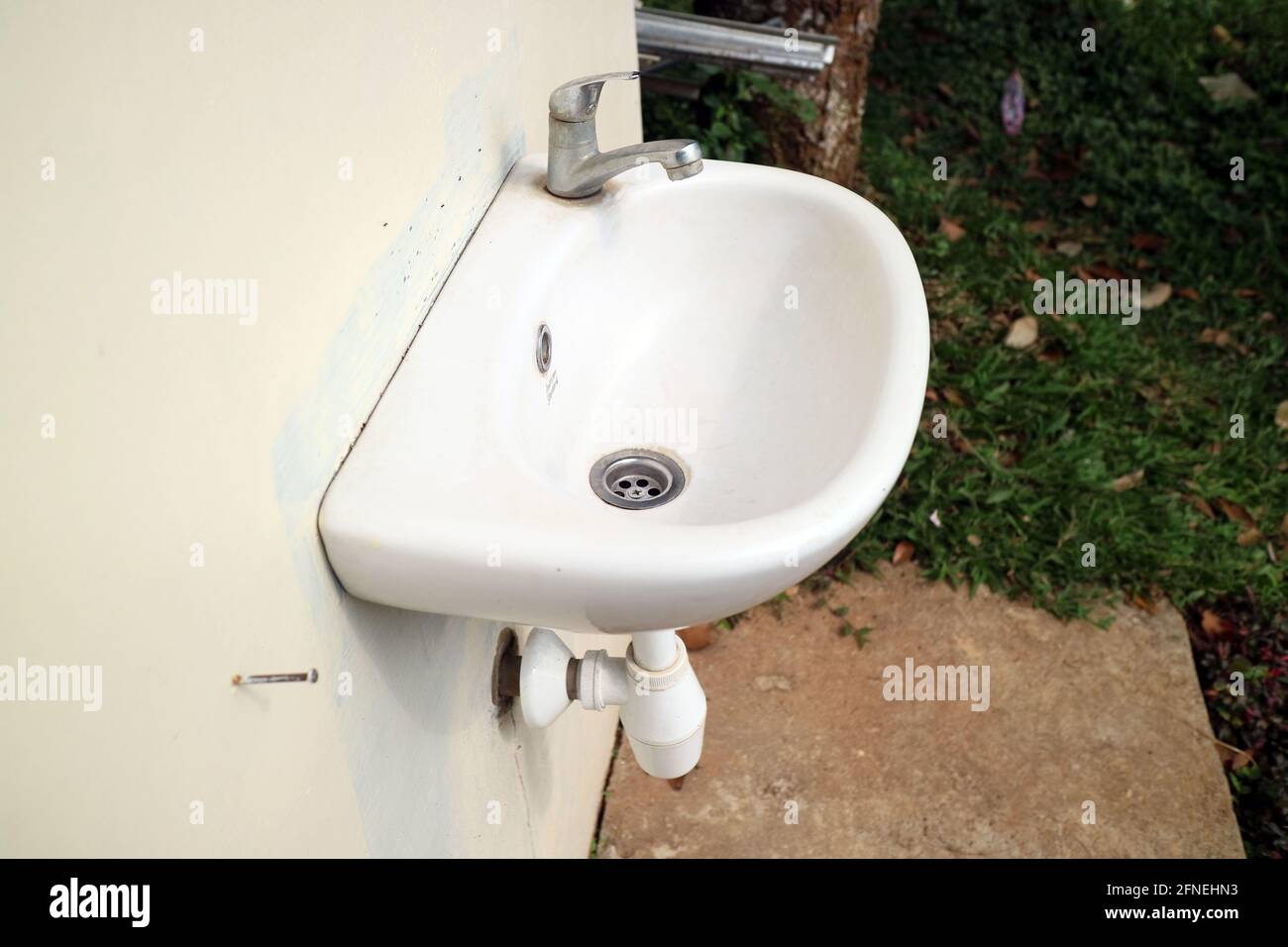 White hand basin hi-res stock photography and images - Alamy