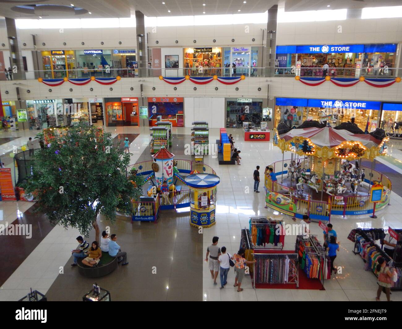 Customers shopping in a large indoors mall in Novaliches, Manila ...