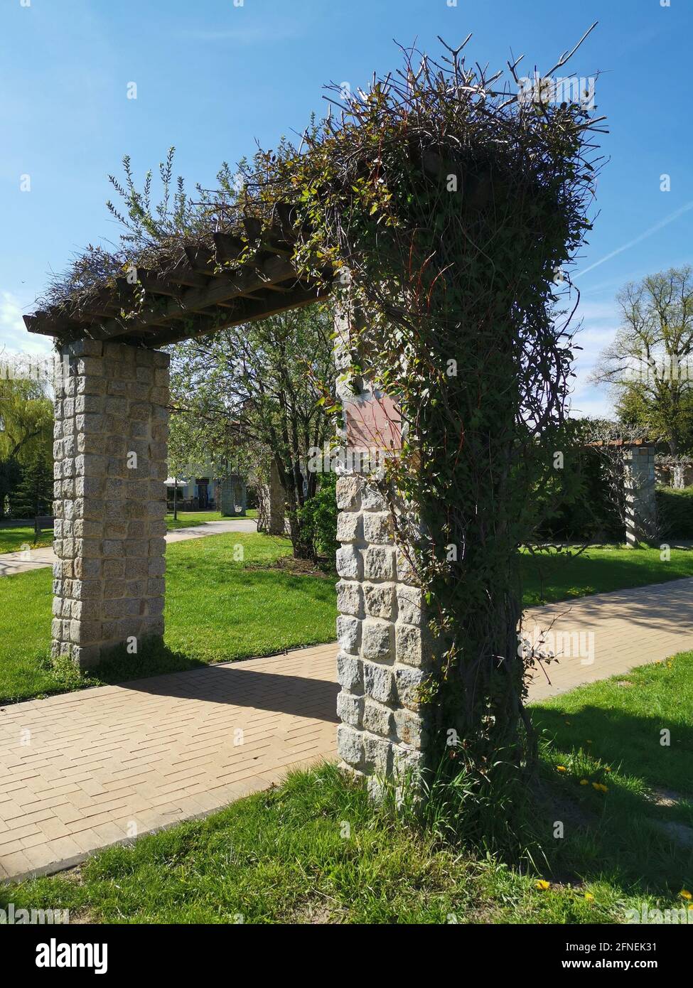 Arch of greenery hi-res stock photography and images - Alamy