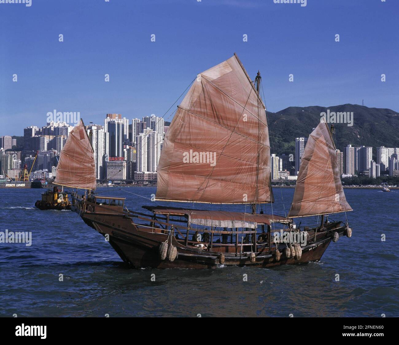 Traditional Chinese junks still sail through Hong Kong harbour ...