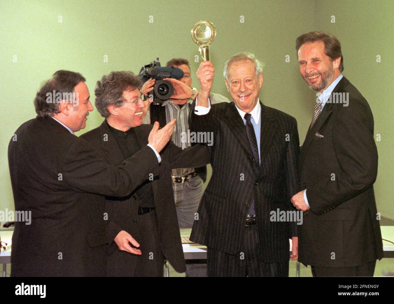 Michael Blumenthal (2nd from right, Director of the Jewish Museum ...