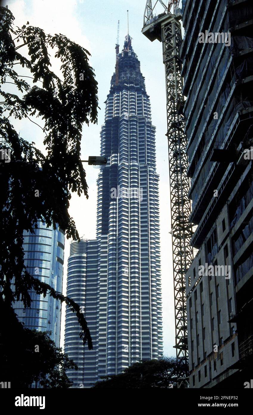 The Petronas Towers in Kuala Lumpur, the tallest building in the world ...