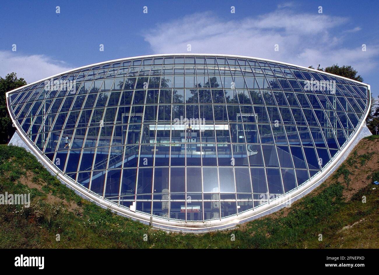 Glass dome on the surface of the subway station [automated translation ...