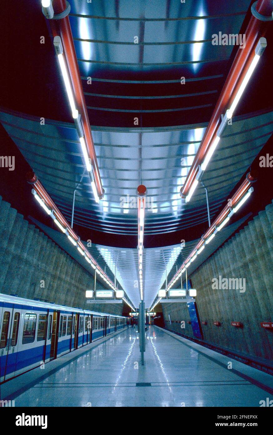 Empty platform with retracted subway train [automated translation ...