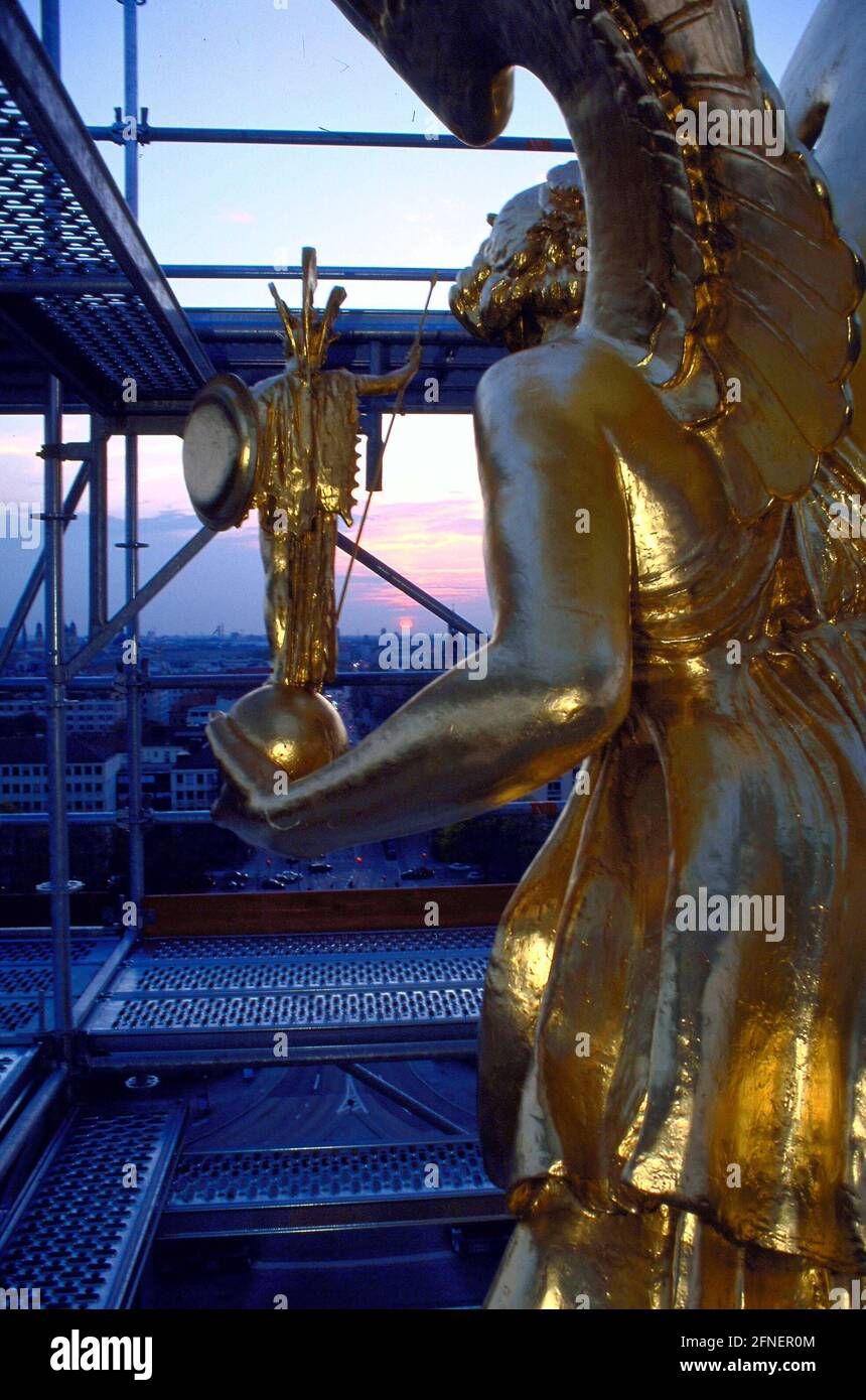 Peace angel behind scaffolding in Munich 1999. [automated translation ...