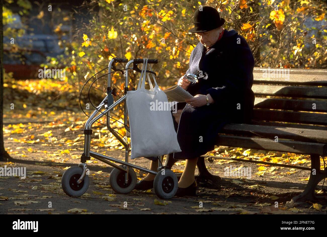 Senior citizens society hi-res stock photography and images - Alamy