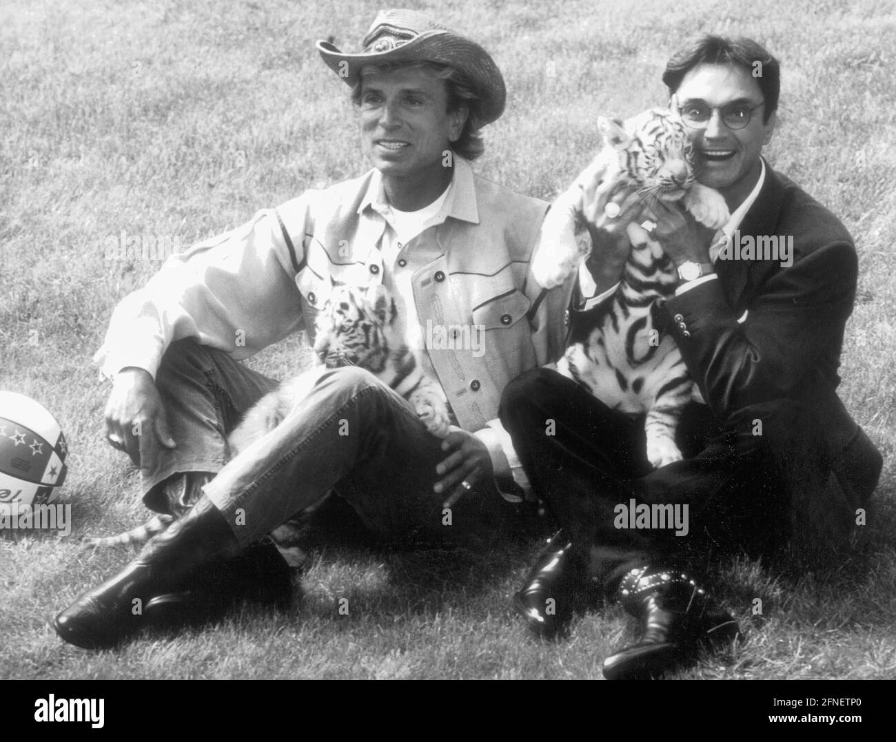 The two magicians Siegfried and Roy (from left) with the tiger cubs ...